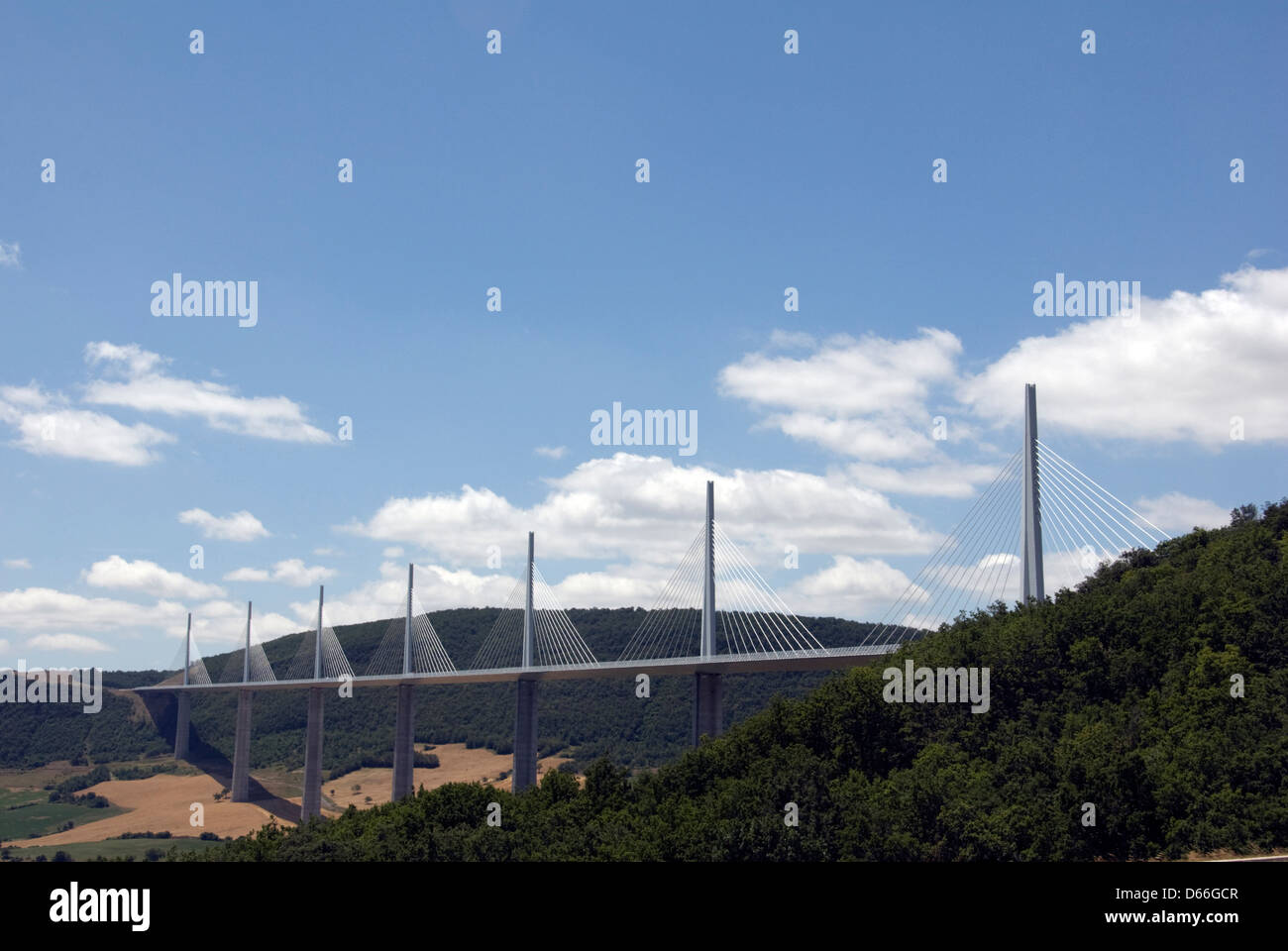 FRANCE; MIDI-PYRENEES; THE MILLAU BRIDGE OVER THE RIVER TARN (DESIGNED ...