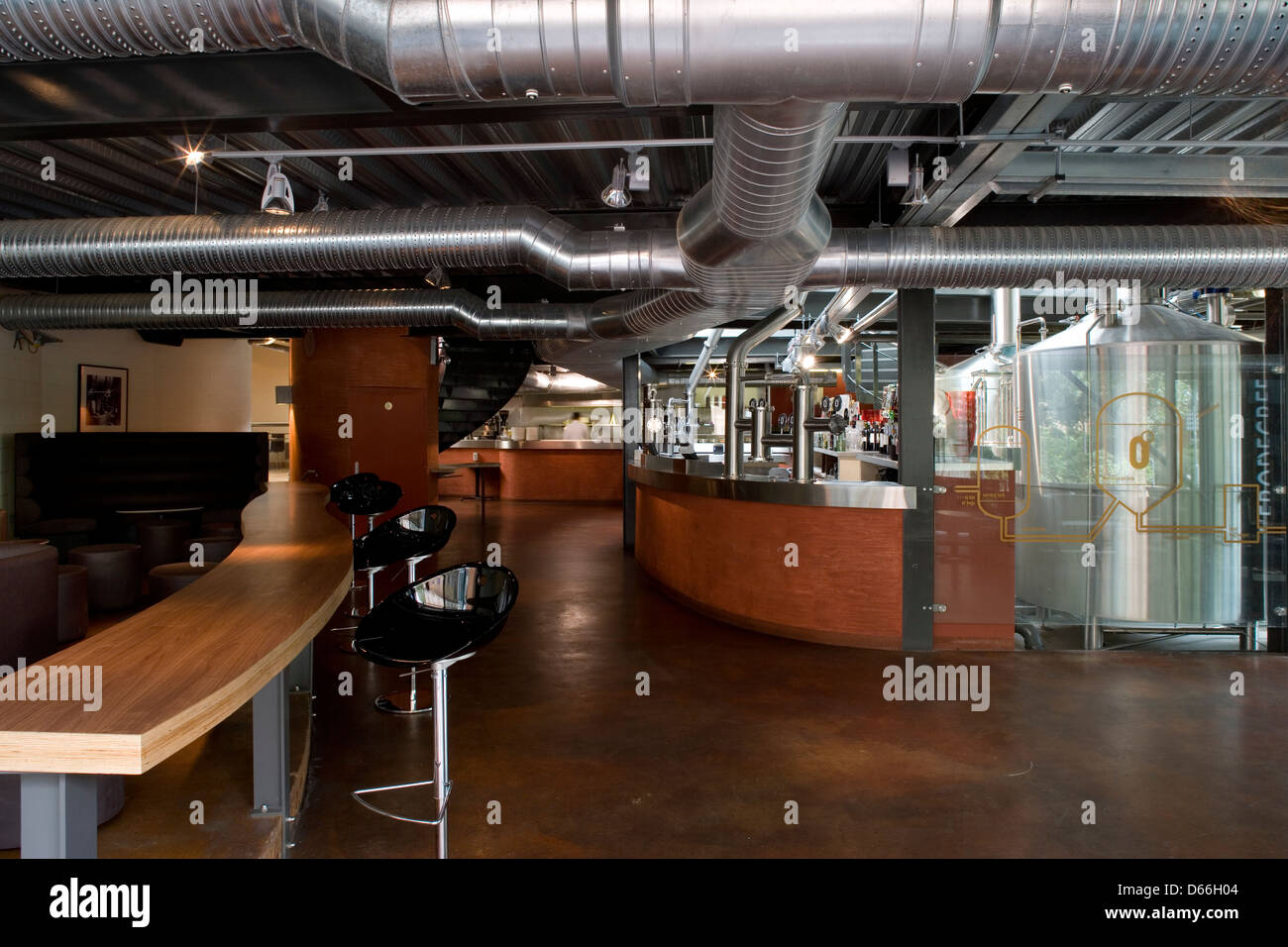 Zero degrees pub hi-res stock photography and images - Alamy