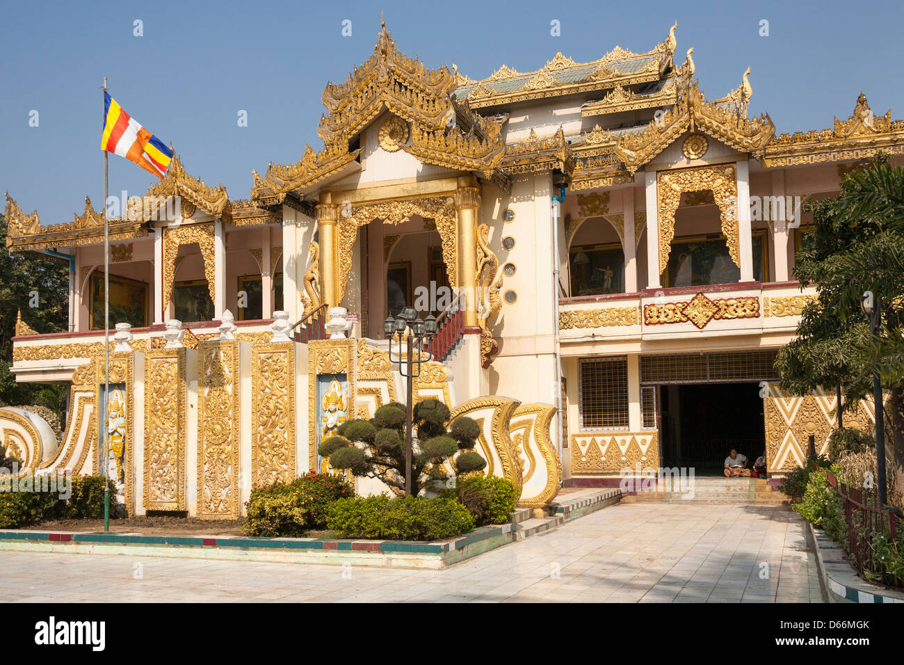 Maha Buddhavamsa World Buddhism Museum and pavilion at Mahamuni Pagoda ...