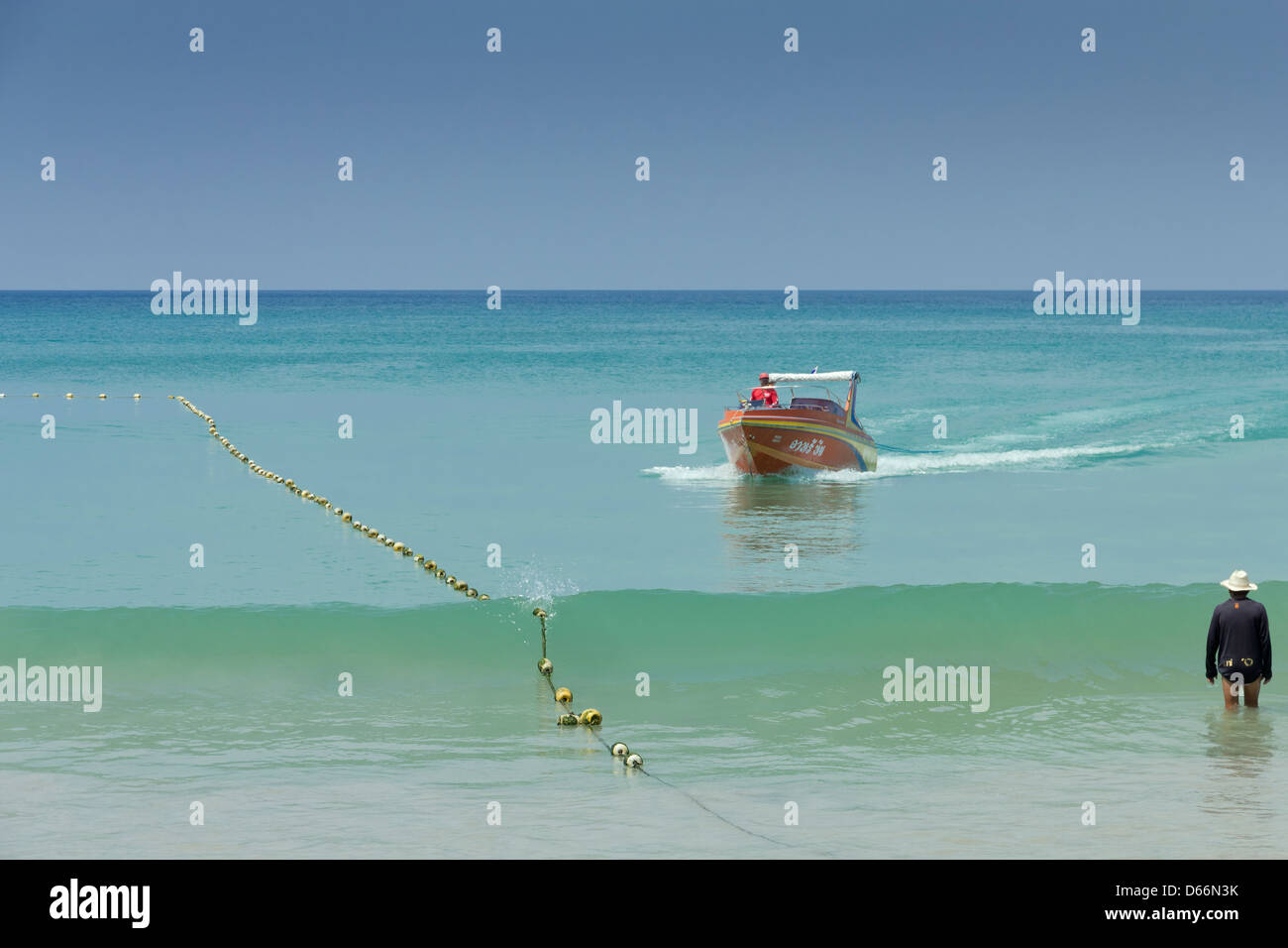 Parasail speedboat comes ashore in Thailand Stock Photo - Alamy