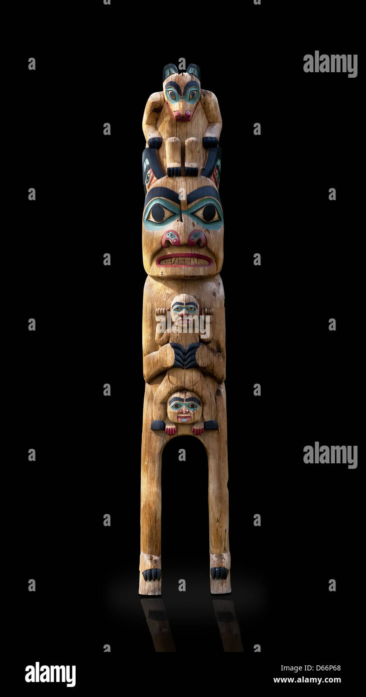 Clan House entrance Totem pole Stock Photo - Alamy