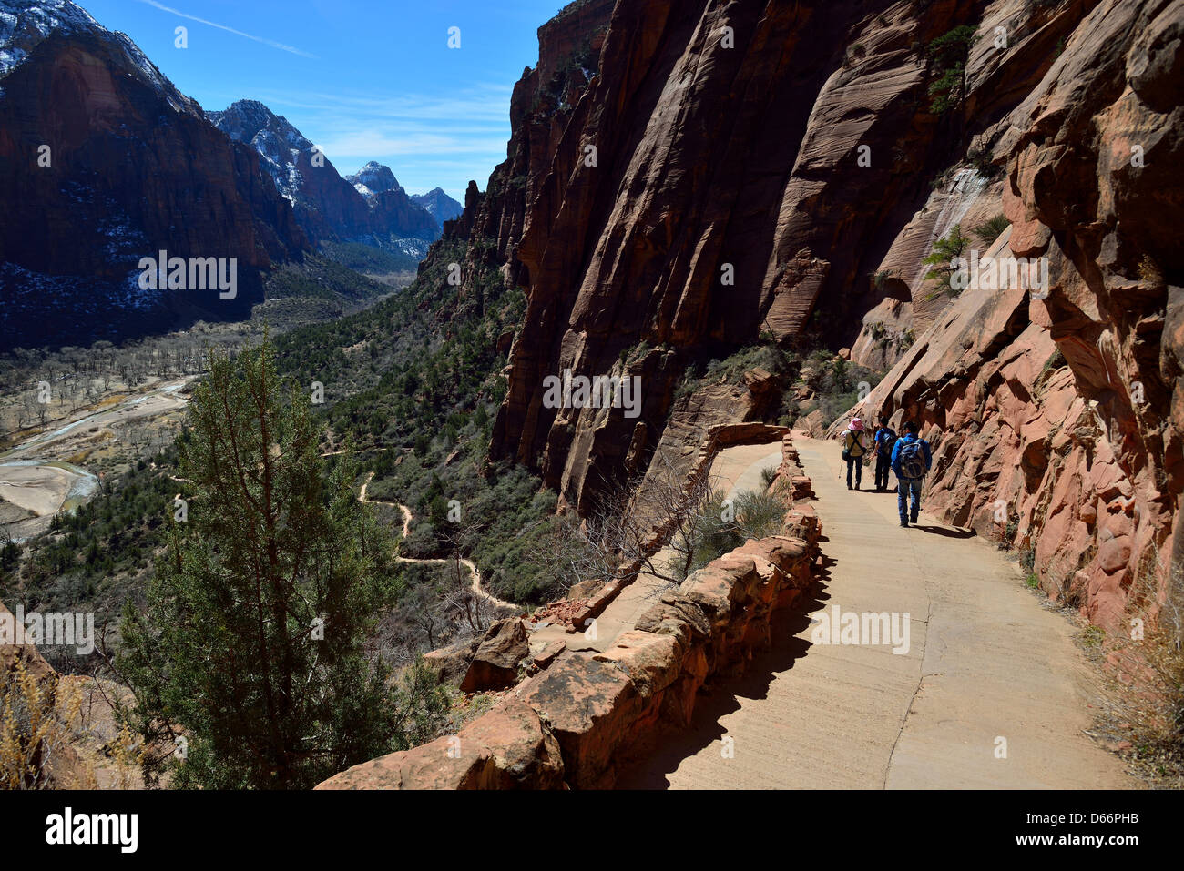 A family hike on the Angels Landing trail. Zion National Park, Utah ...