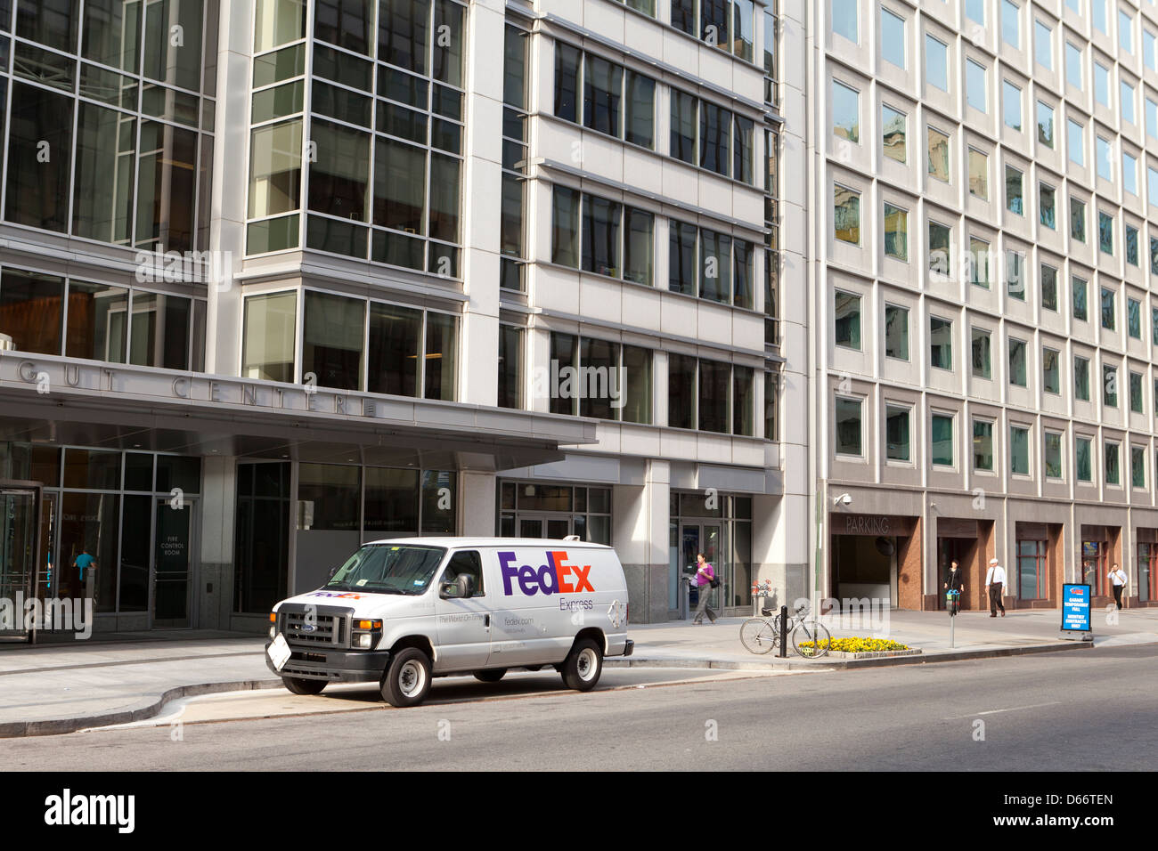 Fedex delivery van truck hi-res stock photography and images - Alamy