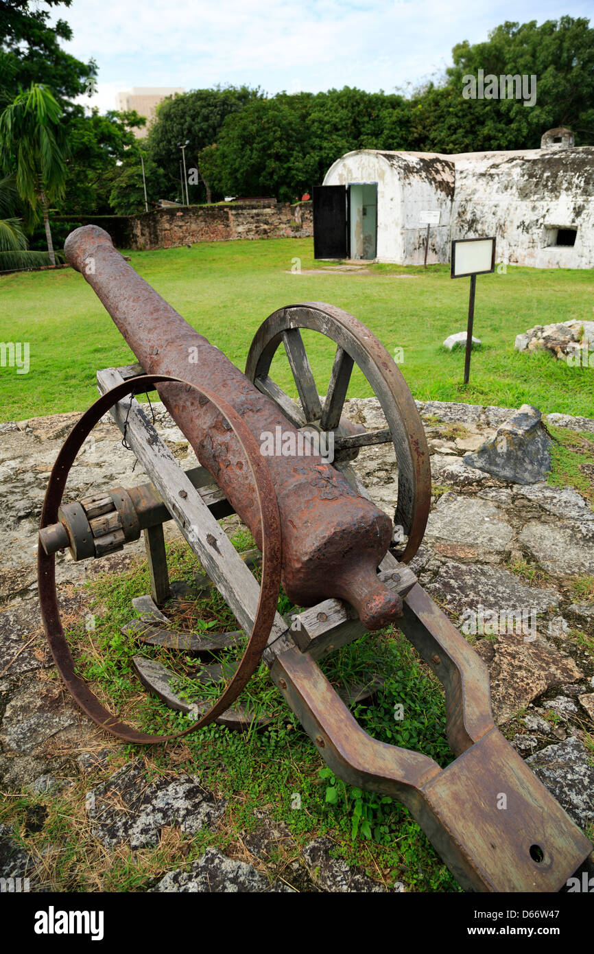 Old rusty cannon hi-res stock photography and images - Alamy
