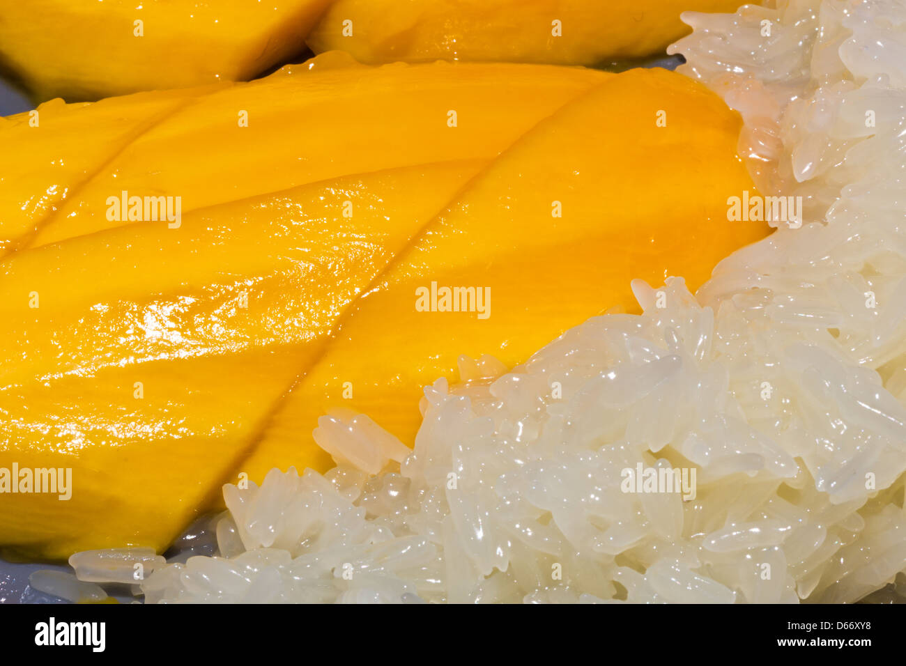 Sweet mango with sticky rice, Thai dessert Stock Photo - Alamy