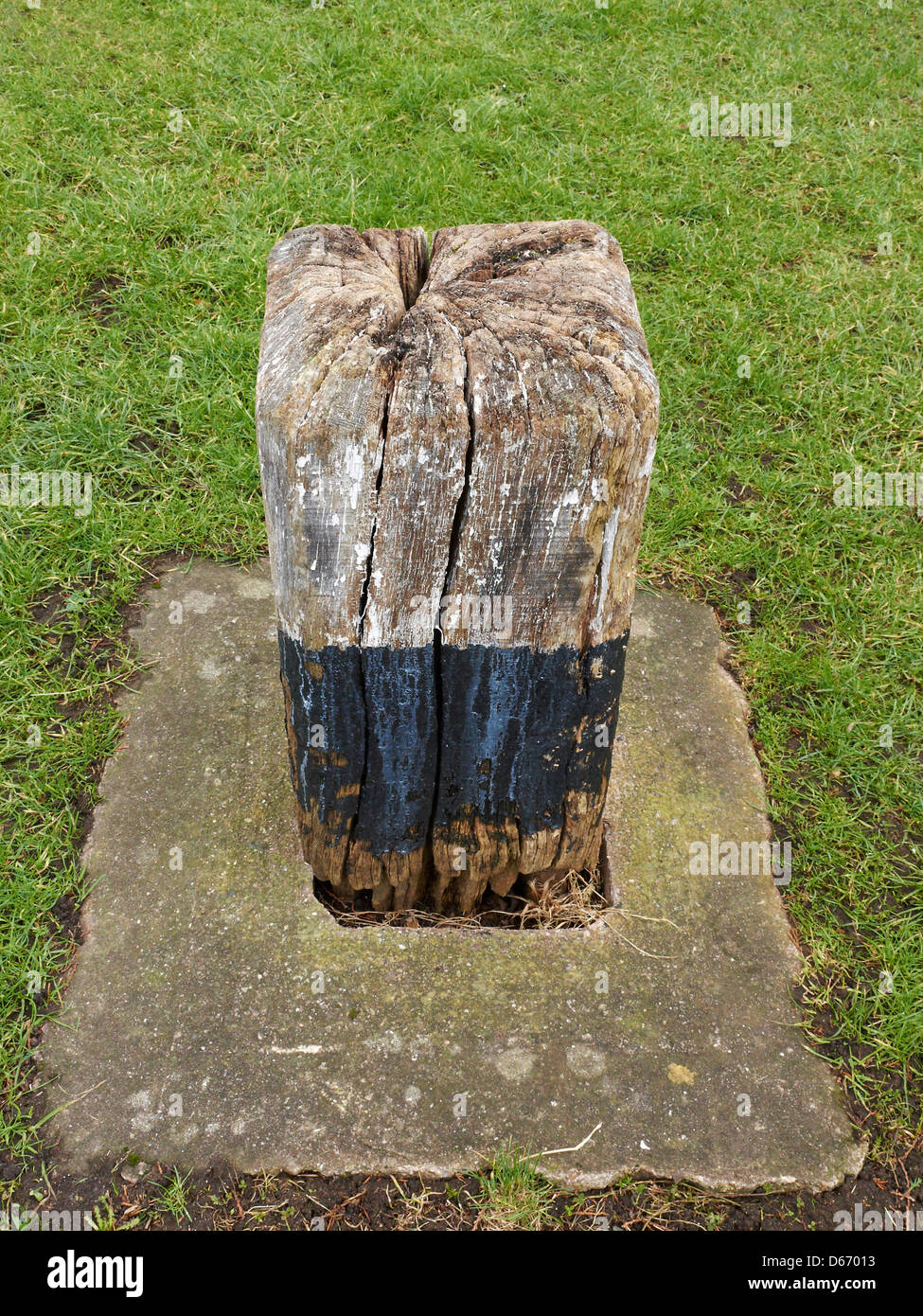 Old wooden bollard Stock Photo - Alamy