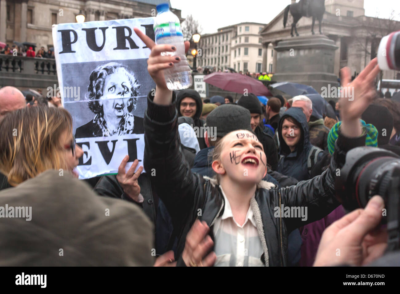 Dancing in trafalgar square hi-res stock photography and images - Alamy