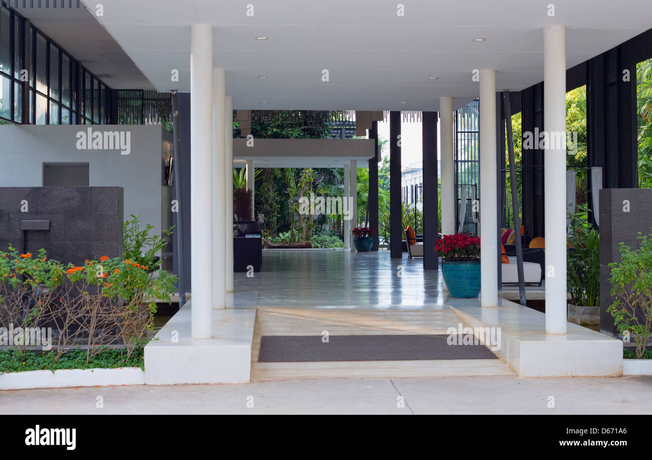 Cozy hotel lobby hi-res stock photography and images - Alamy