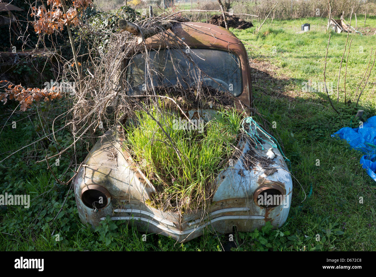 Old rust french vehicle hi-res stock photography and images - Alamy