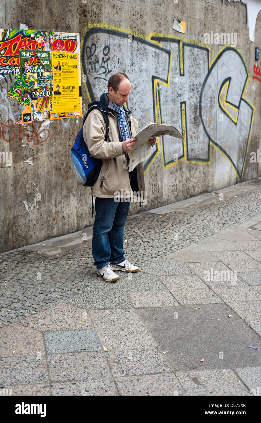 Reading graffiti on the berlin wall hi-res stock photography and images ...