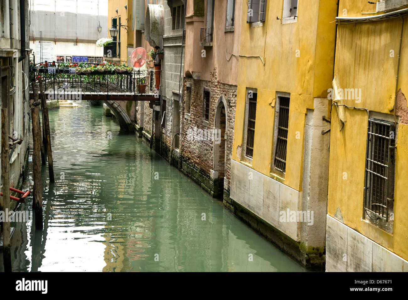 Canal between buildings hi-res stock photography and images - Alamy
