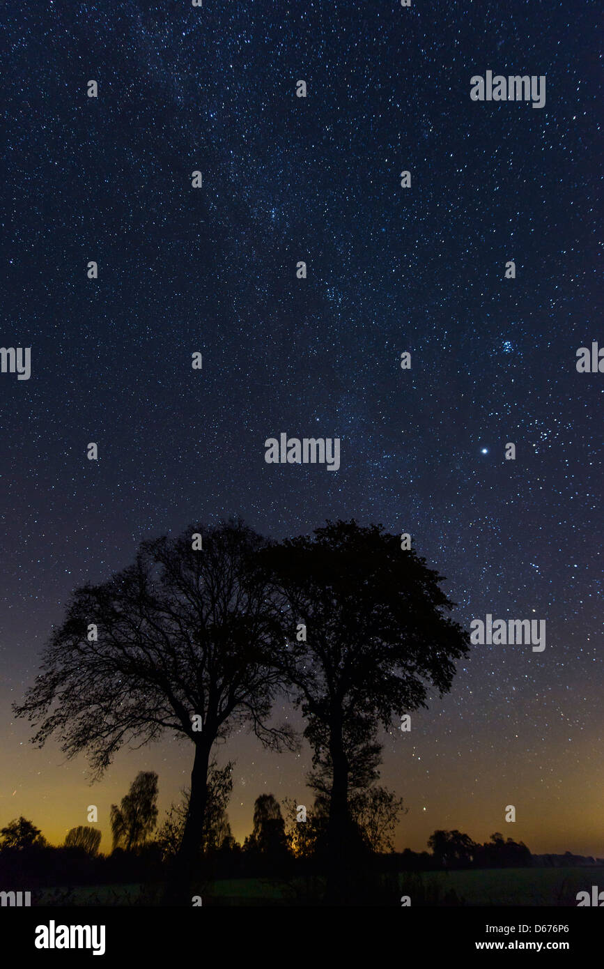 Starry night with milkyway hi-res stock photography and images - Alamy