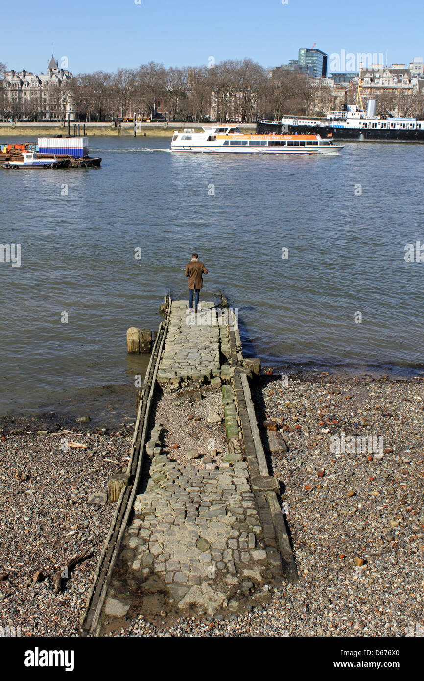 Stone jetty on the thames hi-res stock photography and images - Alamy