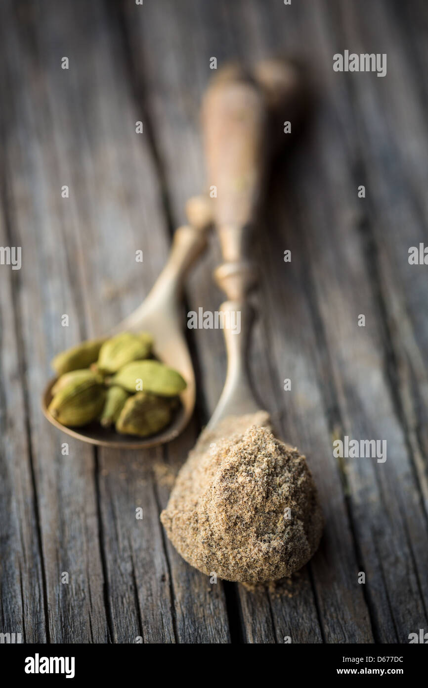 Close up of spoons of ground cardamom and pods Stock Photo - Alamy