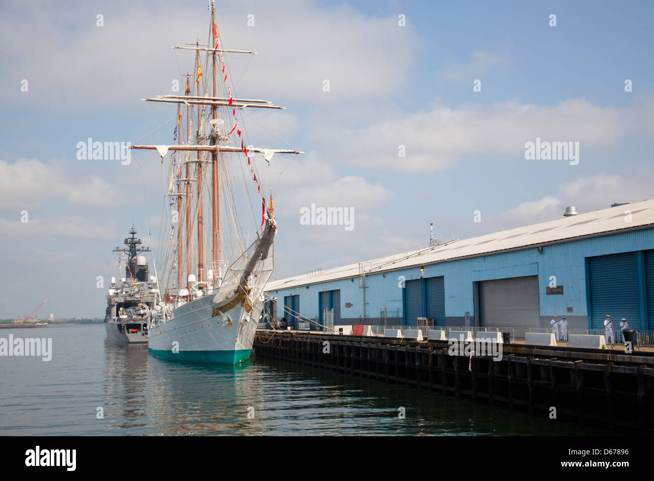 Brooklyn skyline tall ship hi-res stock photography and images - Alamy