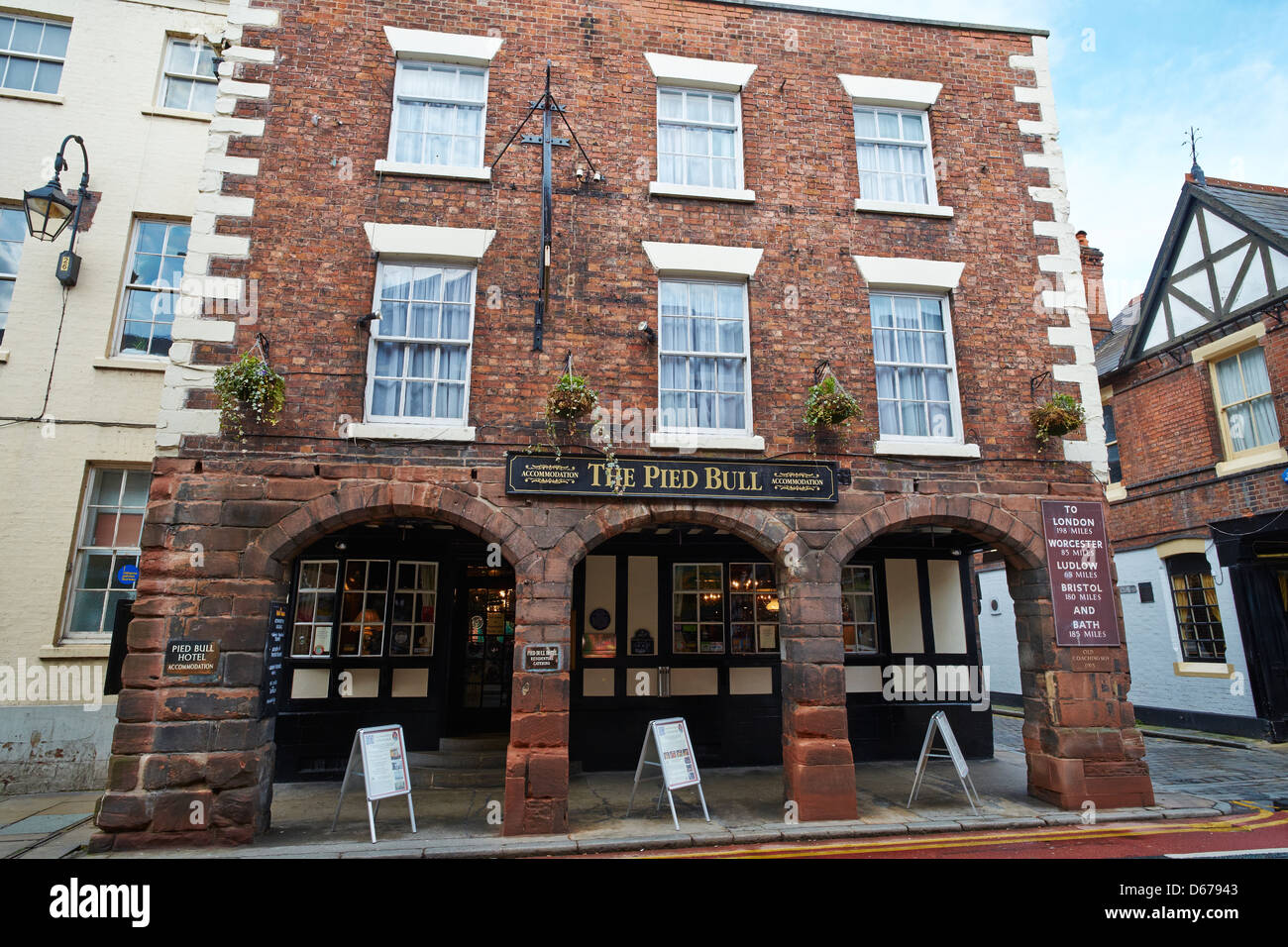 18th century coaching inn hi-res stock photography and images - Alamy