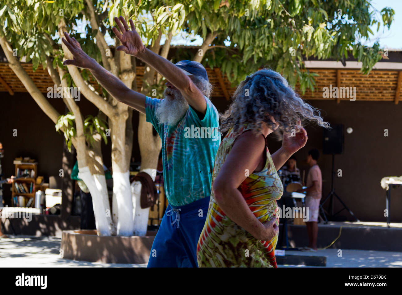 Old hippy couple in tie-dyed clothes dancing Stock Photo - Alamy
