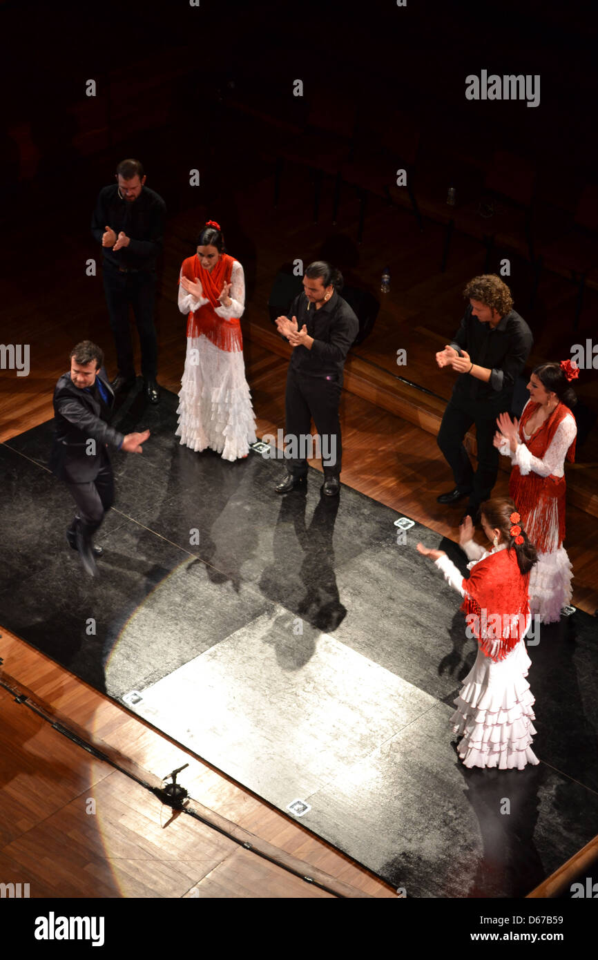 Barcelona traditional dance hi-res stock photography and images - Alamy