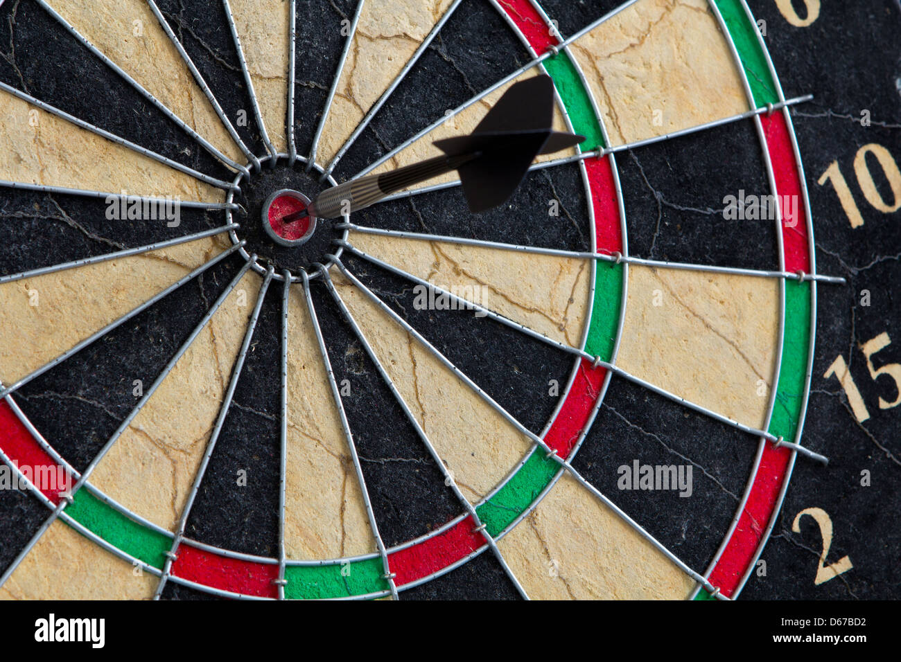 Dart board arrow hi-res stock photography and images - Alamy