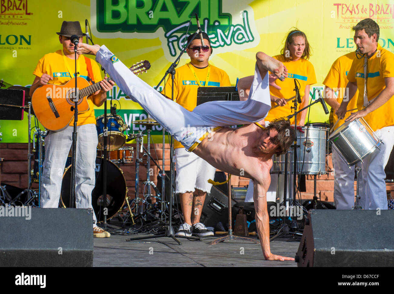 Fight capoeiristas hi-res stock photography and images - Alamy