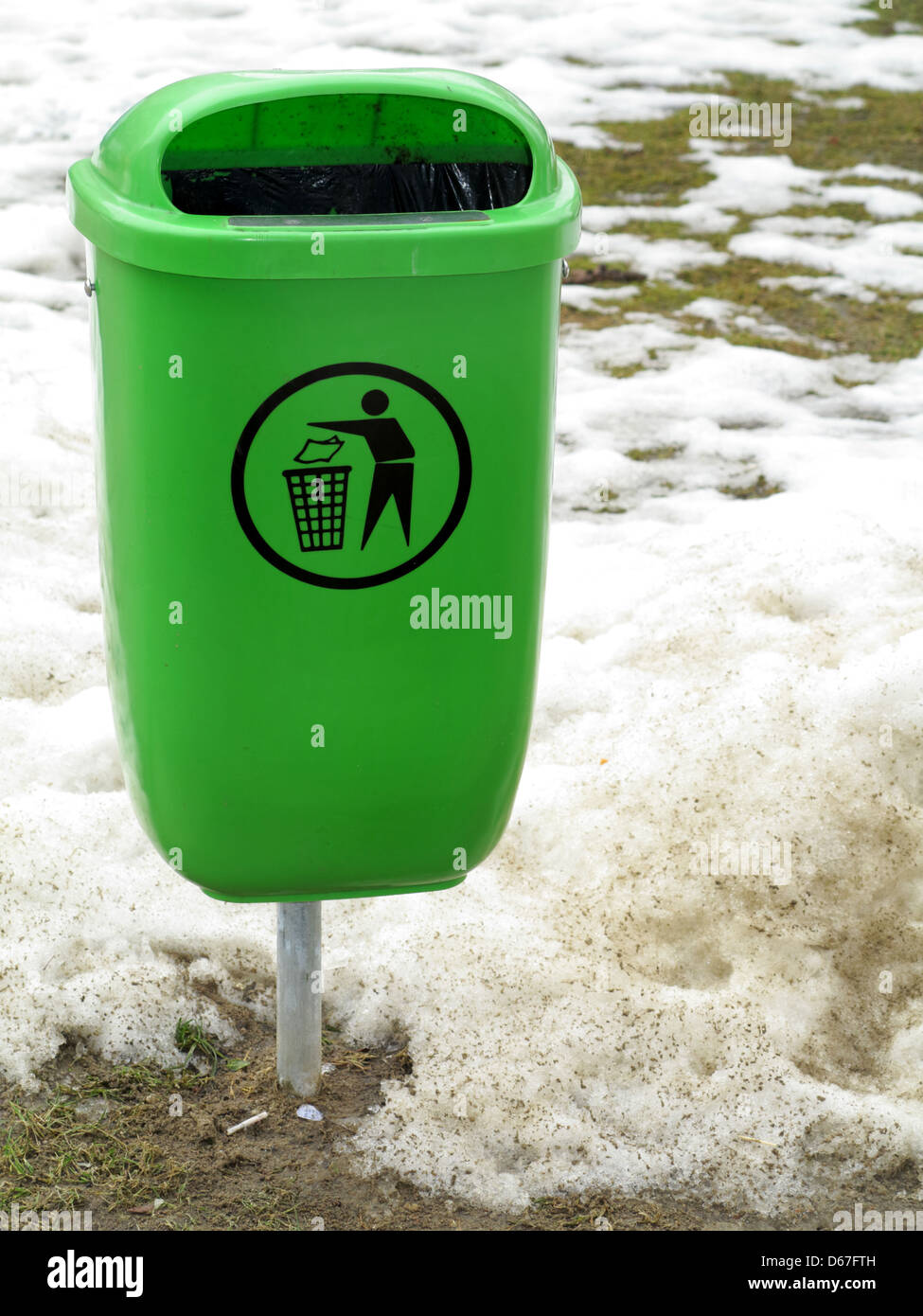Garbage bin on the street hi-res stock photography and images - Alamy