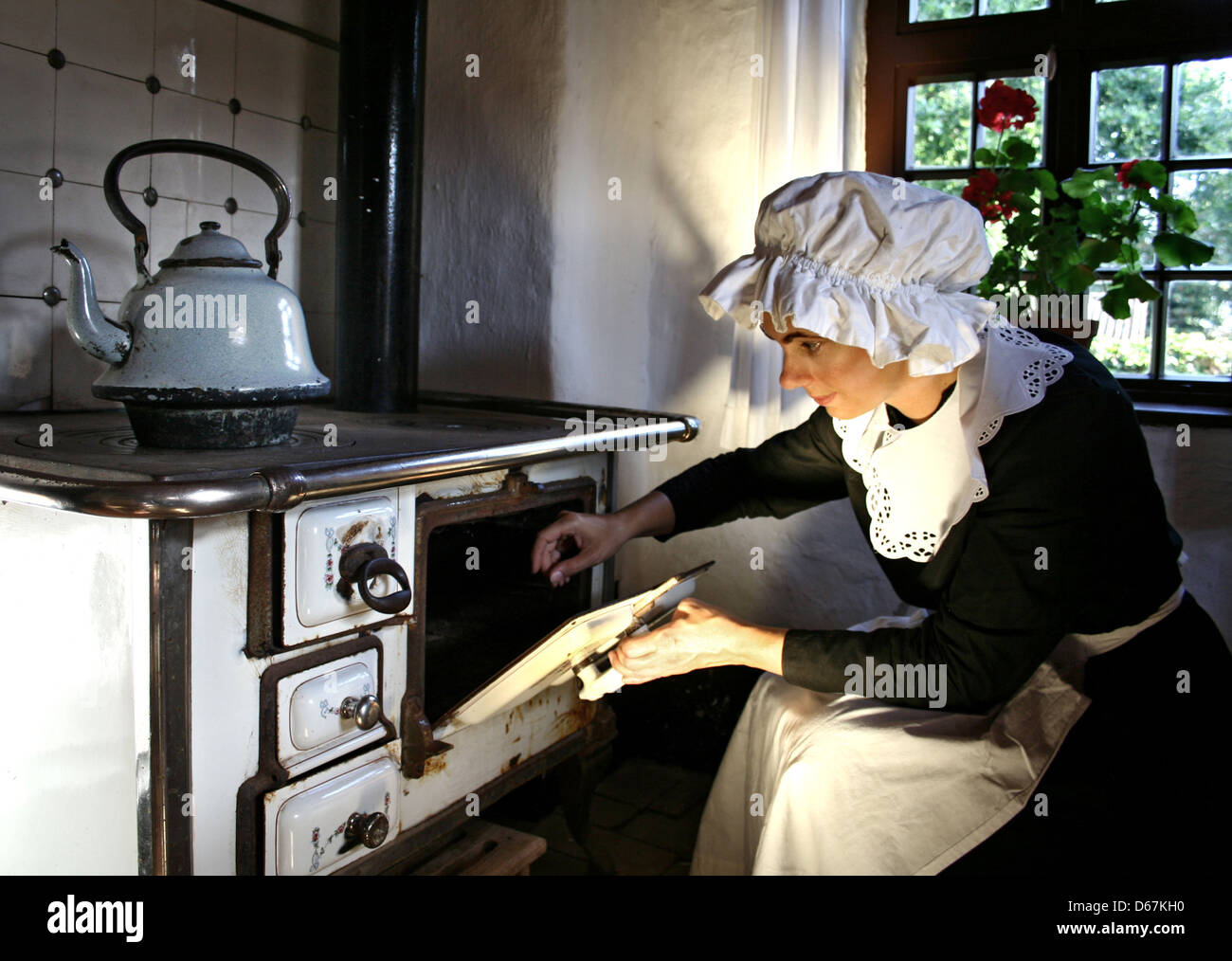 Kitchen Maids High Resolution Stock Photography and Images - Alamy