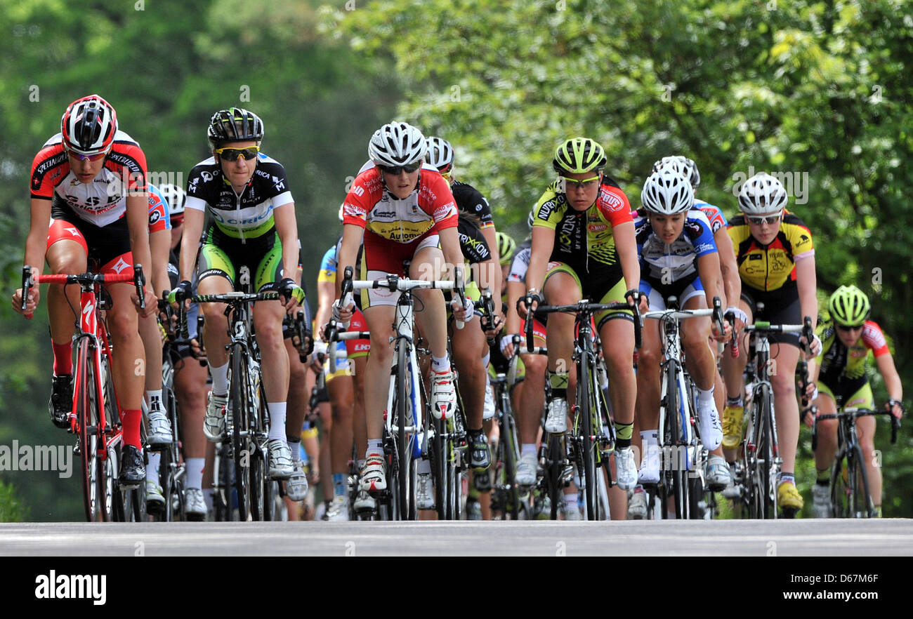 The starting field with Judith Arndt of Team GreenEdge-AIS (2-L ...