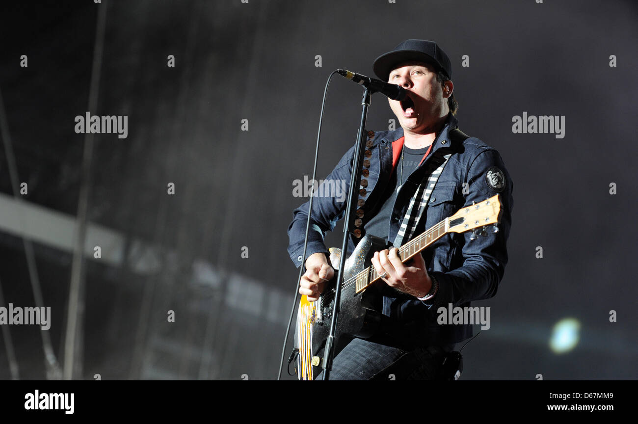 Tom delonge on stage hi-res stock photography and images - Alamy