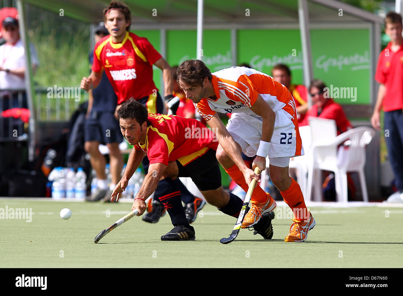 Spain's Miquel Delas (l) and the Netherland's Rogier Hofman (r) are ...