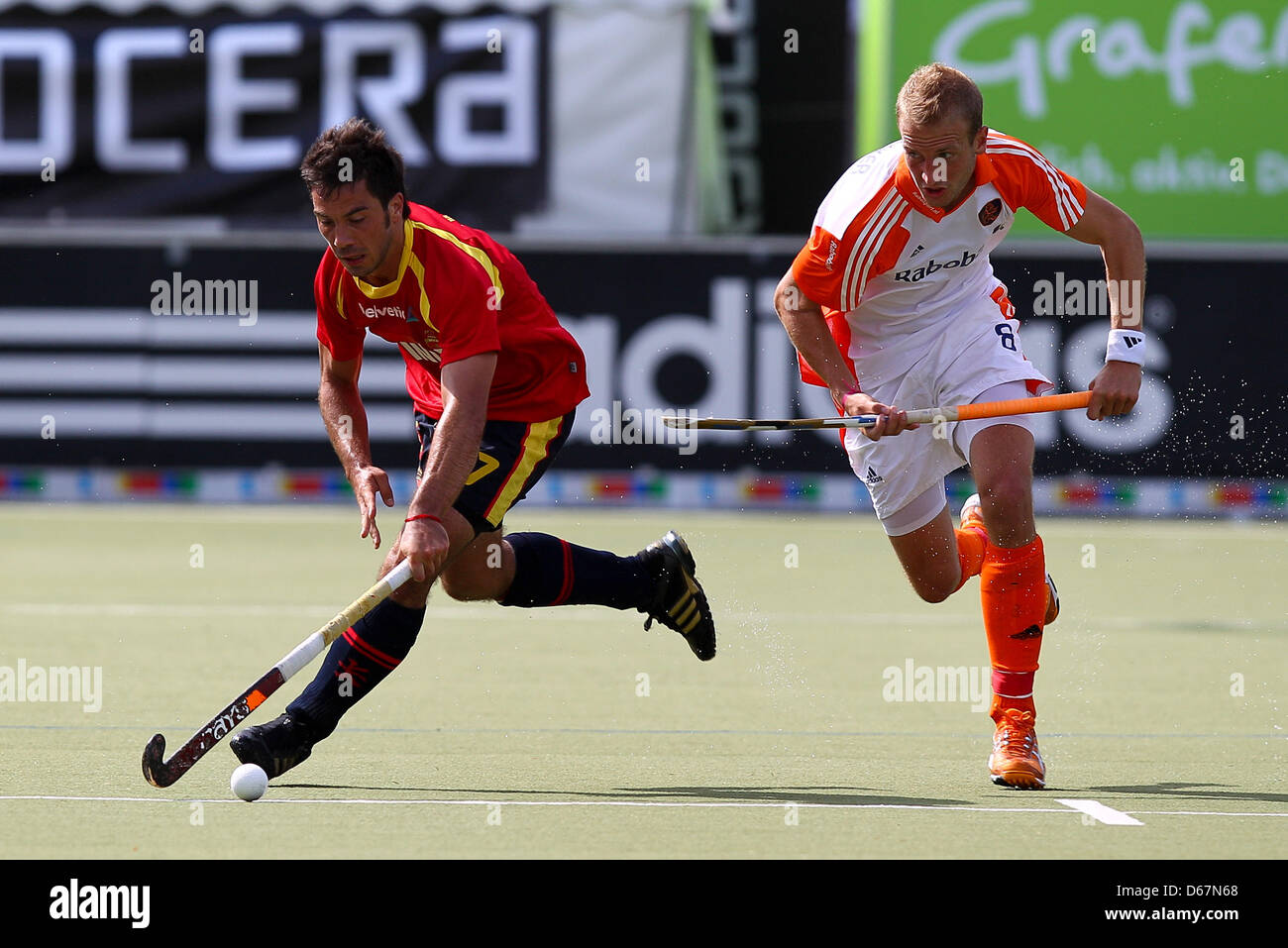 Spain's Miquel Delas (l) and the Netherland's Billy Bakker (r) are ...