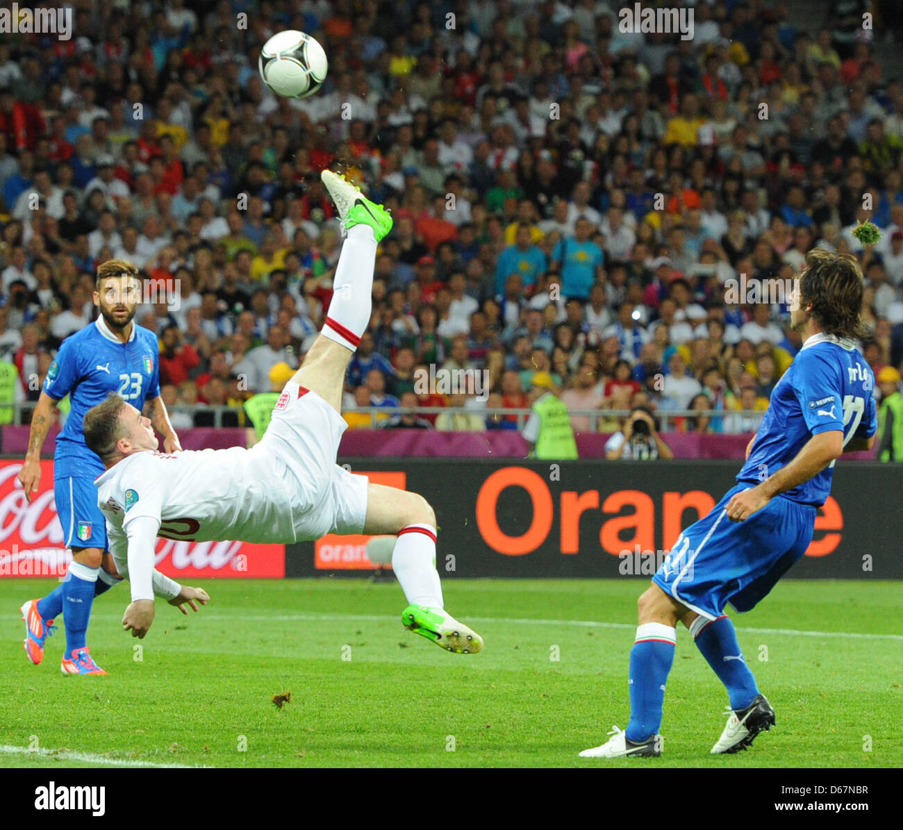 England's Wayne Rooney takes a bicycle kick surrounded by Italy's ...