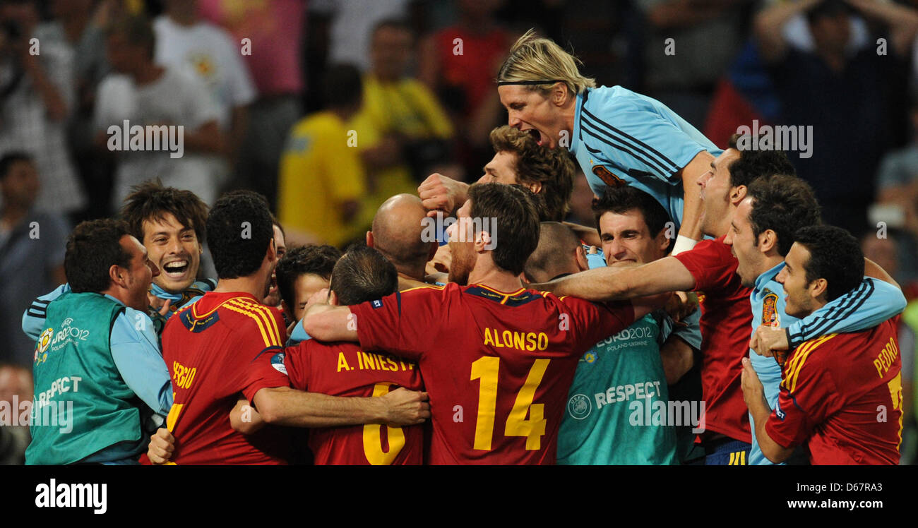 Spain's team celebrates after winning the UEFA EURO 2012 semi-final ...