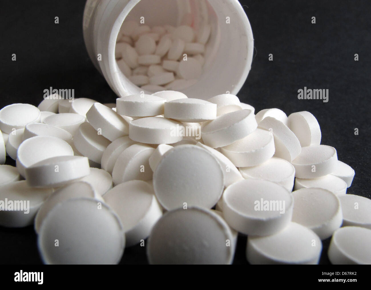 Melatonin tablets hi-res stock photography and images - Alamy