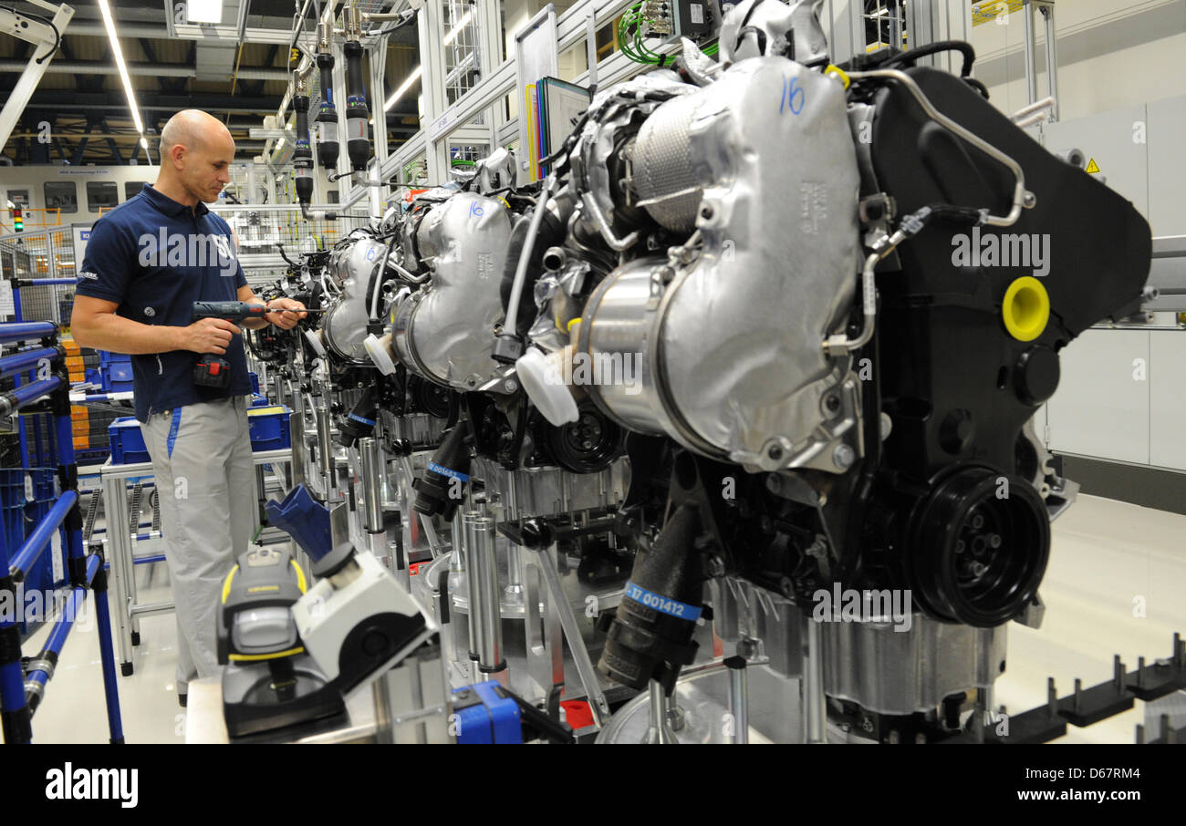 A Volkswagen employee works on an MDB diesel engines at the Volkswagen ...