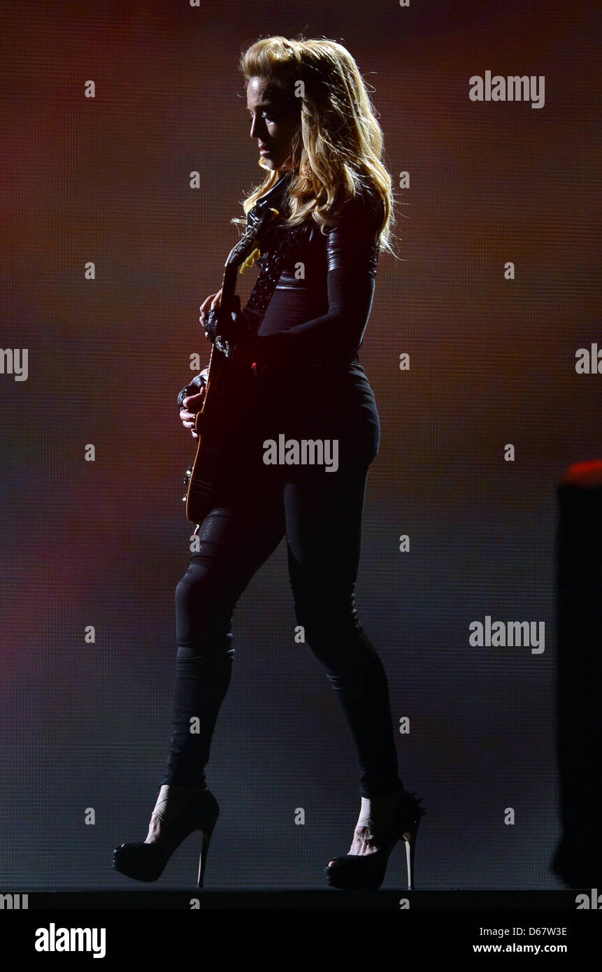 Madonna performing on stage hi-res stock photography and images - Alamy