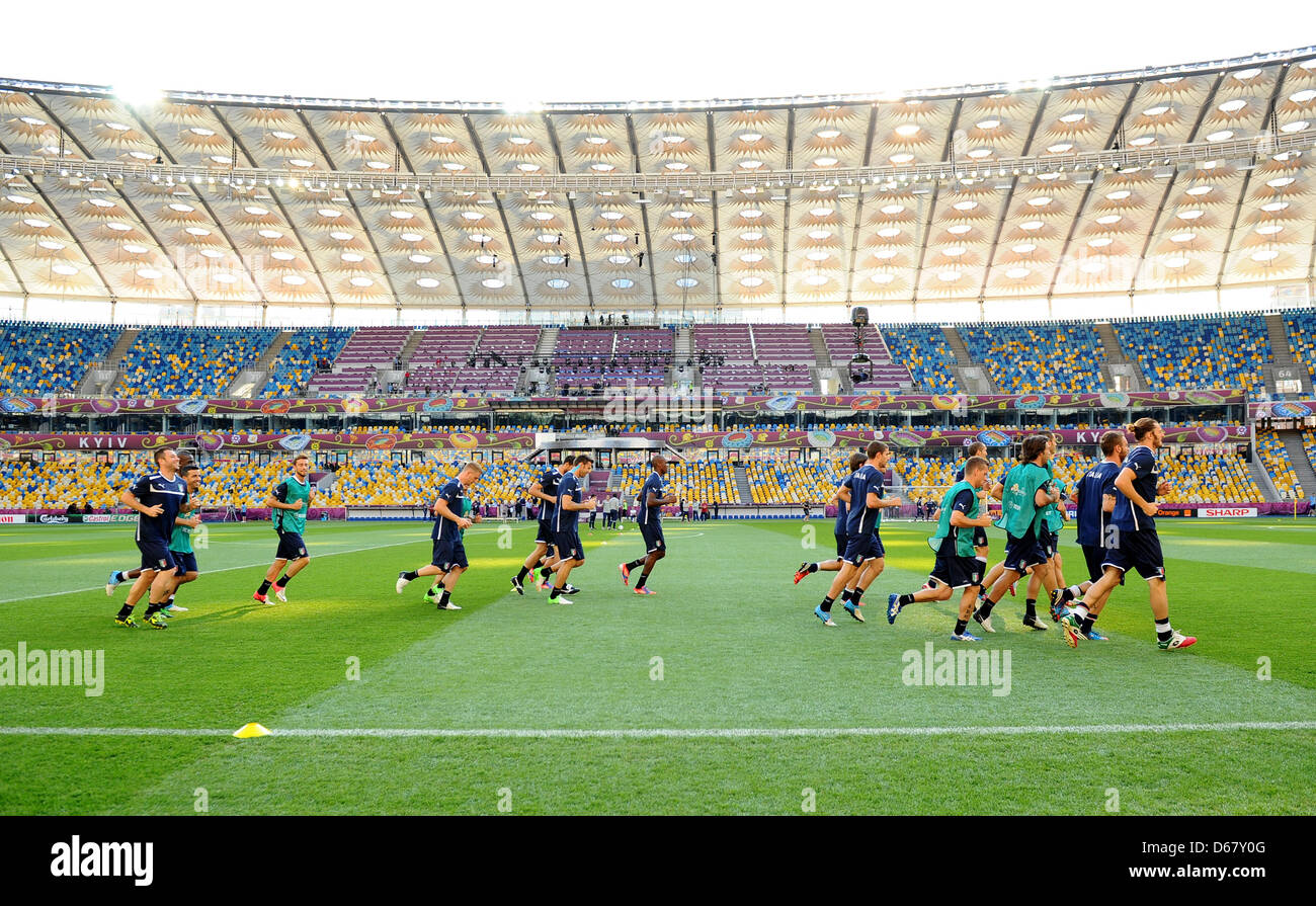 Players of team Italy run across the pitch during a training session of ...