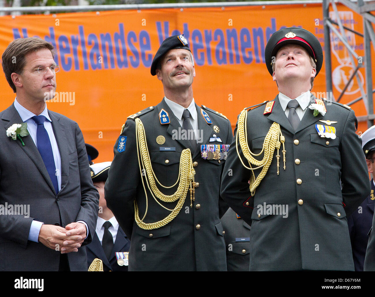 Prince Willem-Alexander of The Netherlands (R) attend the military ...