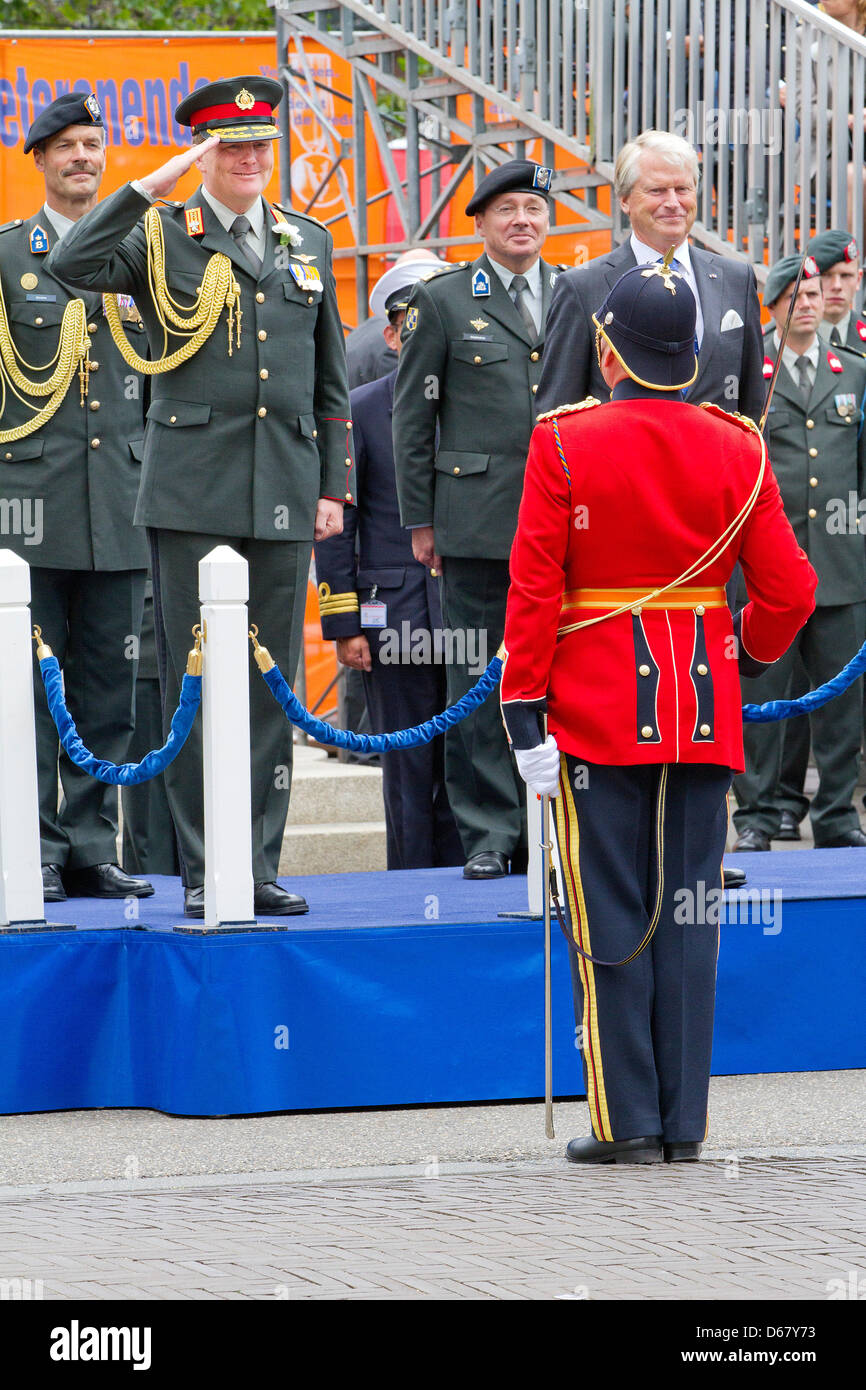 Prince Willem-Alexander of The Netherlands (L) attend the military ...