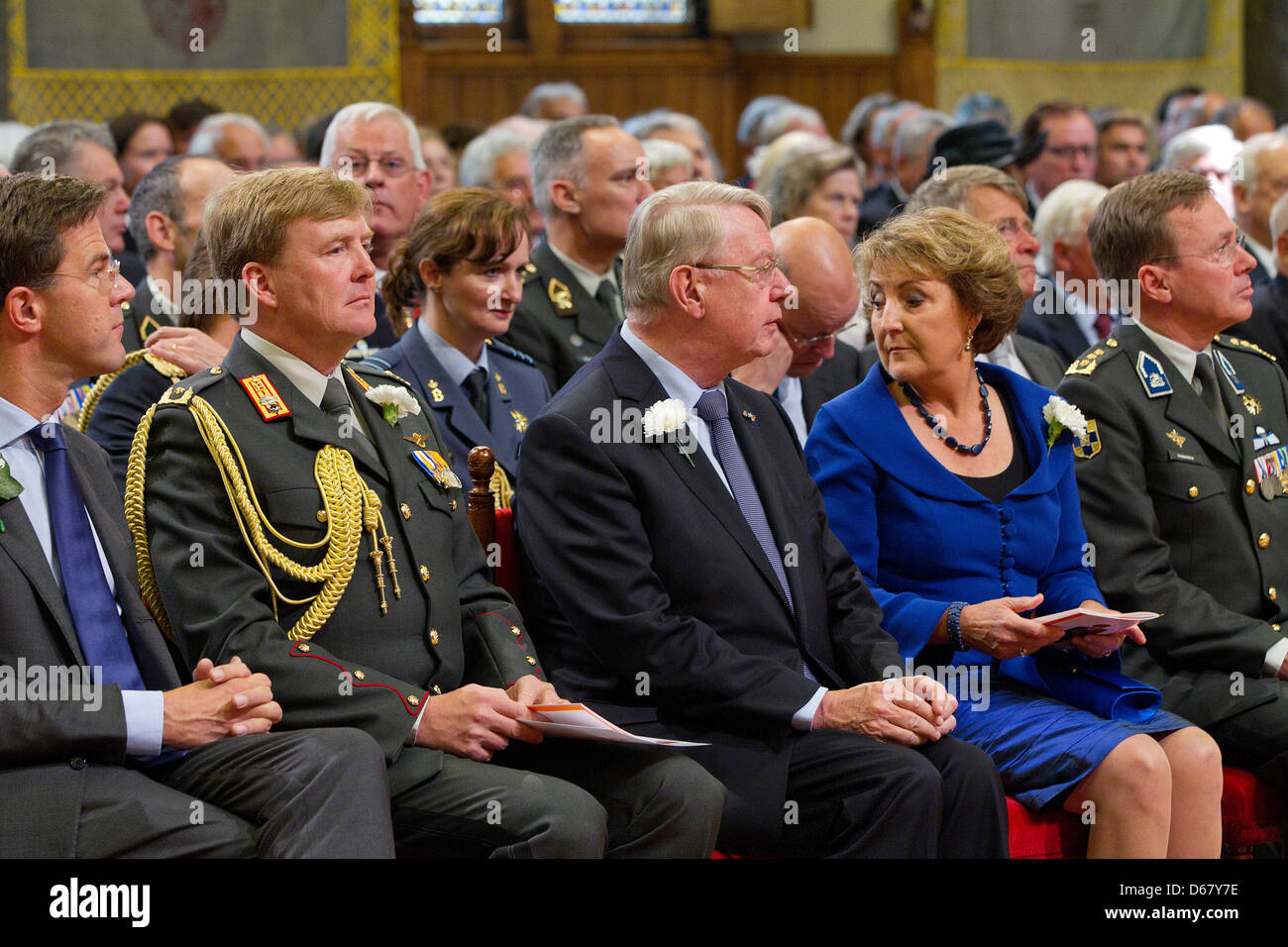 Prince Willem-Alexander of The Netherlands (L) attend the military ...