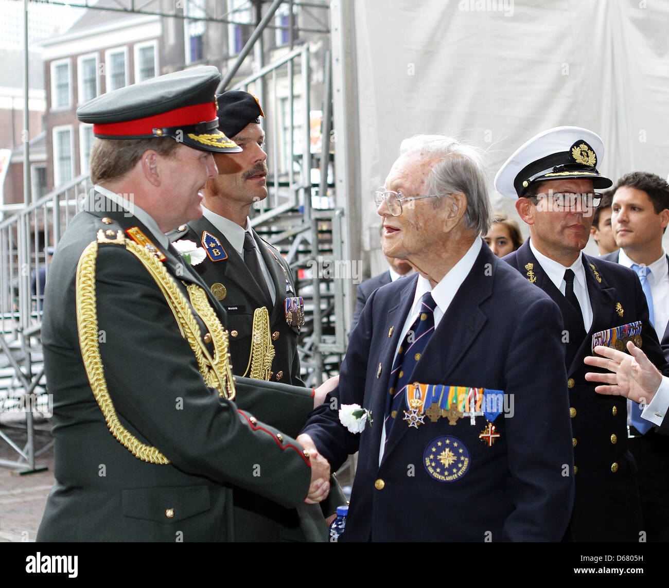 Prince Willem-Alexander of The Netherlands (L) attend the military ...