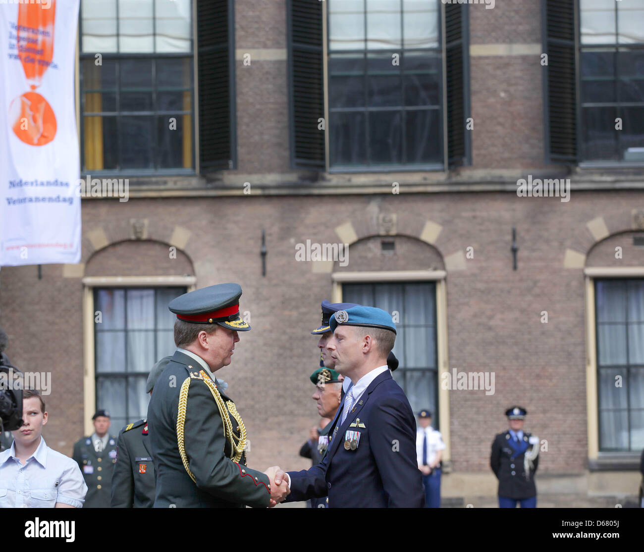 Prince Willem-Alexander of The Netherlands (L) attend the military ...