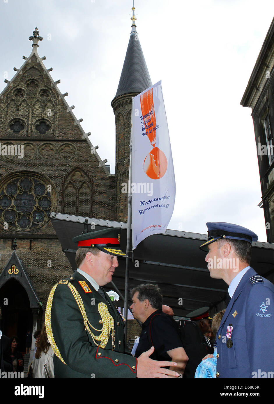 Prince Willem-Alexander of The Netherlands (L) attend the military ...
