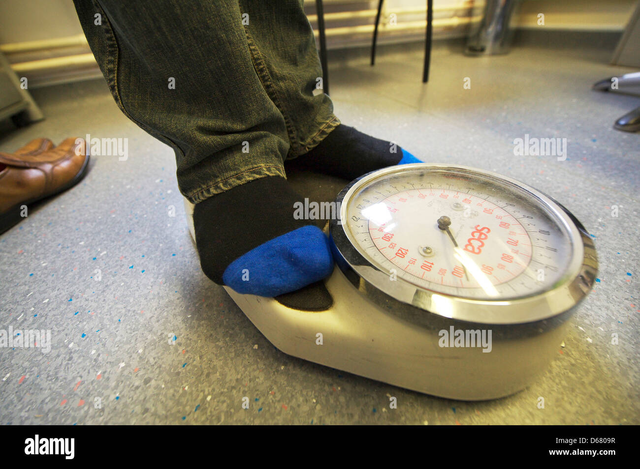 Patient standing on scale hi-res stock photography and images - Alamy