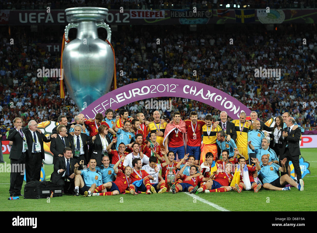 Spain poses for the official photo after the UEFA EURO 2012 final ...