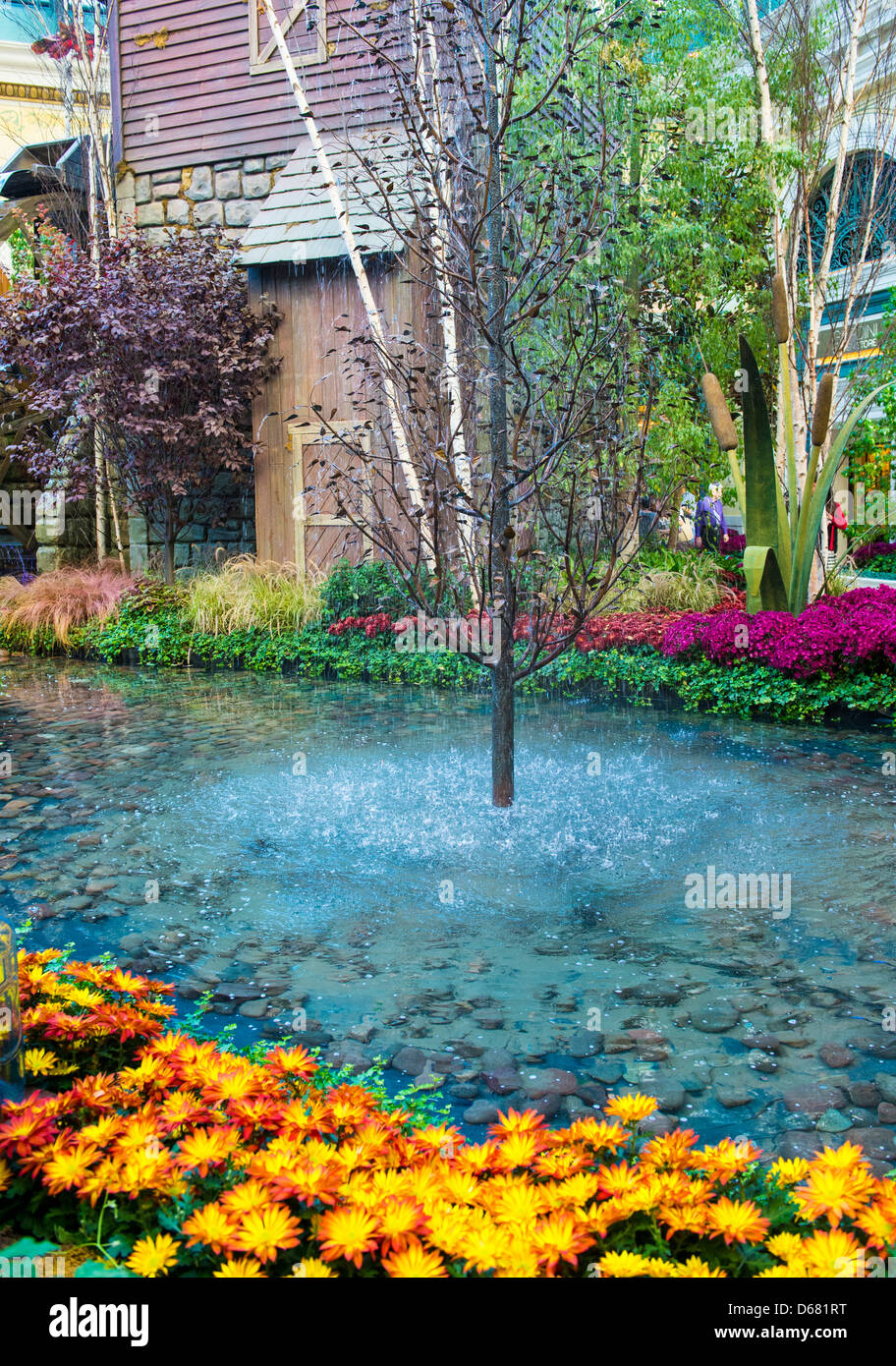 Fall season in Bellagio Hotel Conservatory & Botanical Gardens in Las ...