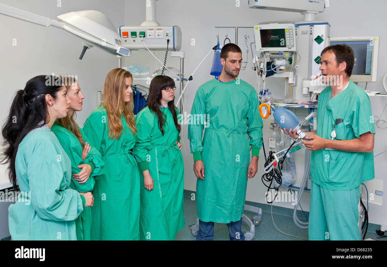 Five Spanish nurses talk to the head of the nursing service Jens ...