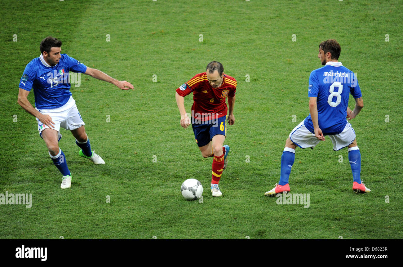Spain's Andres Iniesta (C) and Italy's Andrea Barzagli (l) and Claudio ...