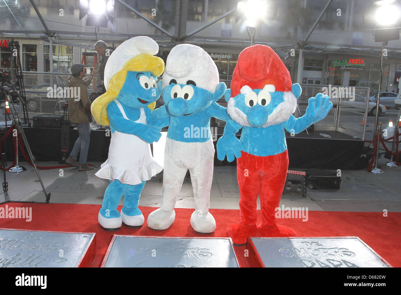 Papa smurf clumsy smurf smurfette hi-res stock photography and images ...