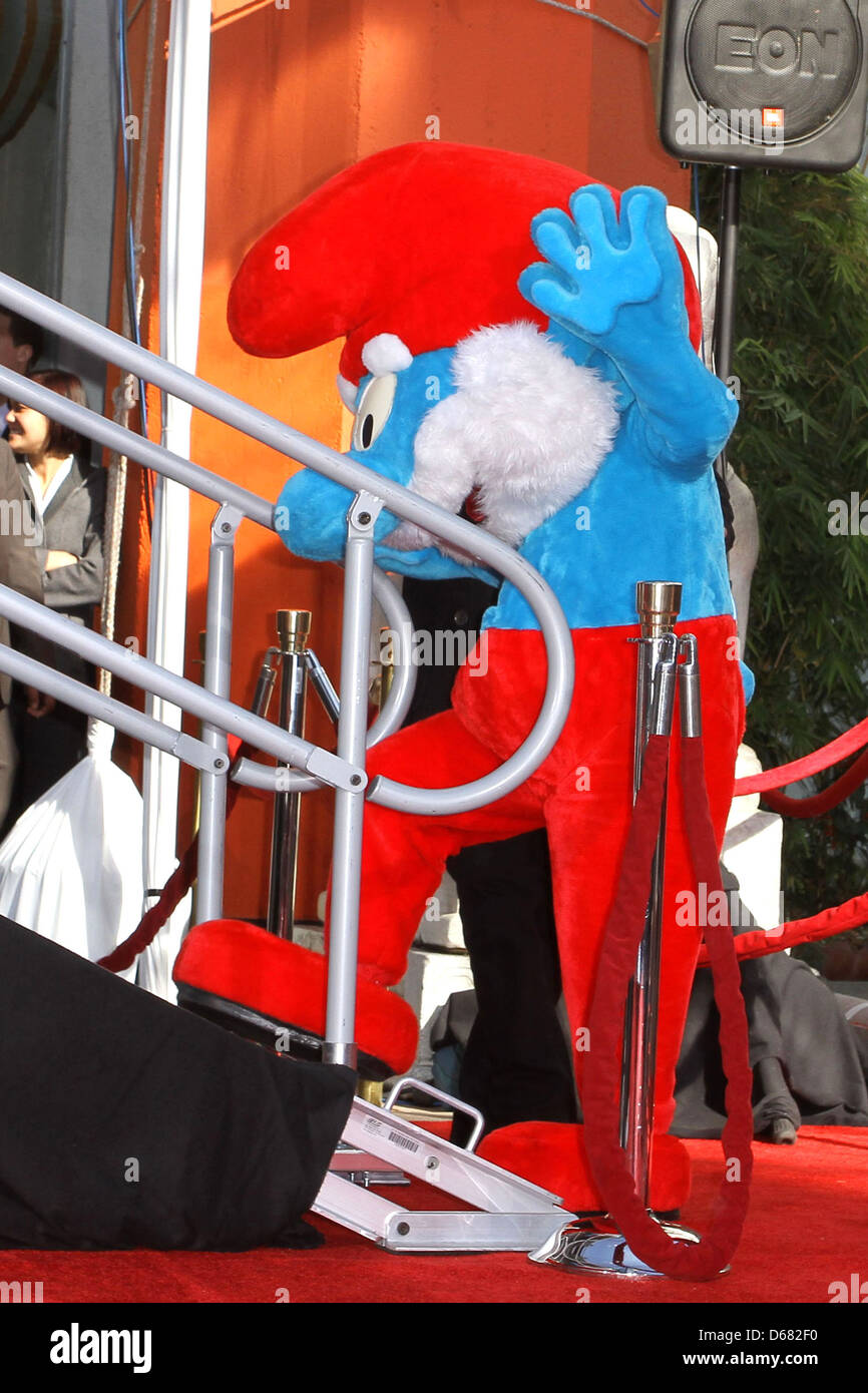 Papa Smurf The Smurfs historic hand and footprint ceremony held at ...