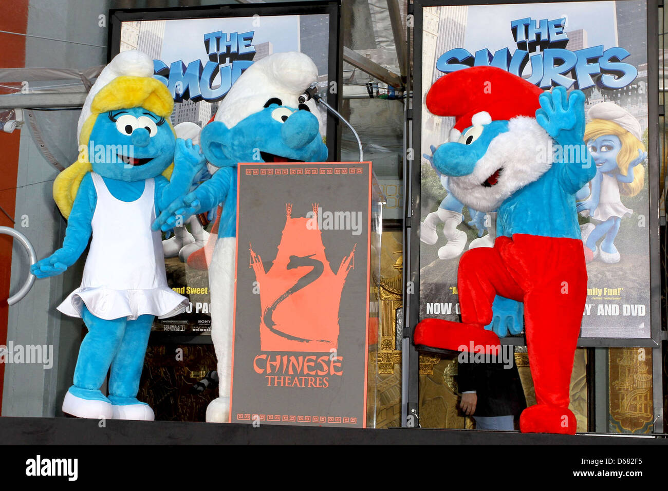 Smurfette, Clumsy Smurf, Papa Smurf The Smurfs historic hand and ...